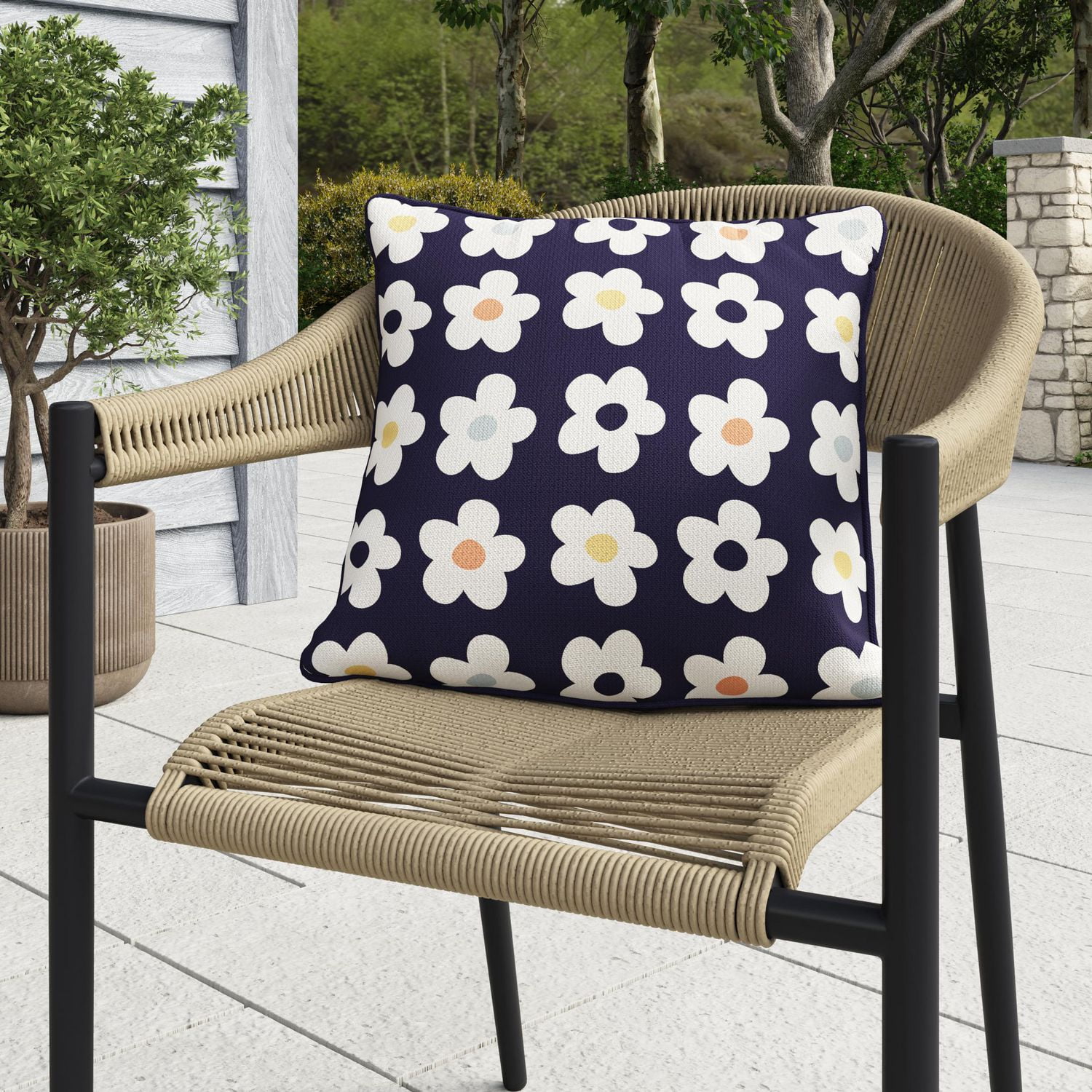 HOMETRENDS Day Dreamer Daisies Outdoor Patio Seat Toss Cushion 16 in. x ...