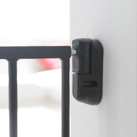 Munchkin Push to Close Extending Metal Gate | Walmart Canada