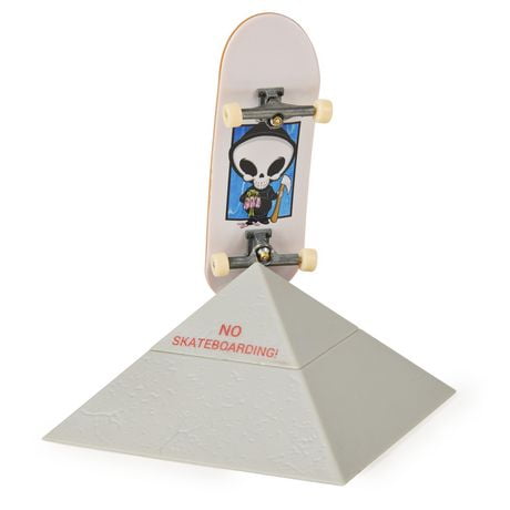 Tech Deck, Street Hits, Blind Skateboards Fingerboard with Pyramid Ramp ...